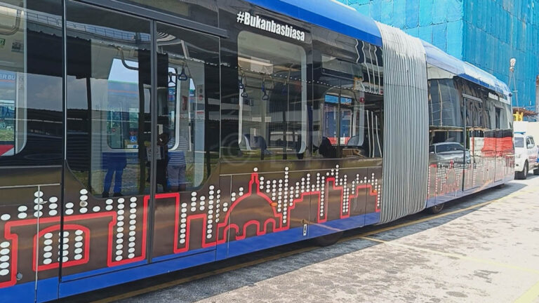 Trialling the new Putrajaya trackless tram - Economy Traveller